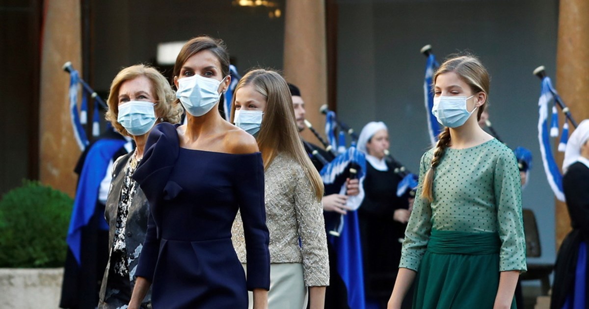 Βασίλισσα Λετίσια: Οπτασία με total blue look και έξωμο φόρεμα | People ...