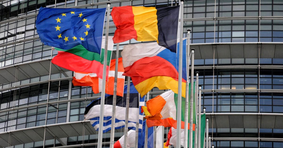 Bloomberg σε Τρόικα: Δώστε στην Ελλάδα μια ευκαιρία