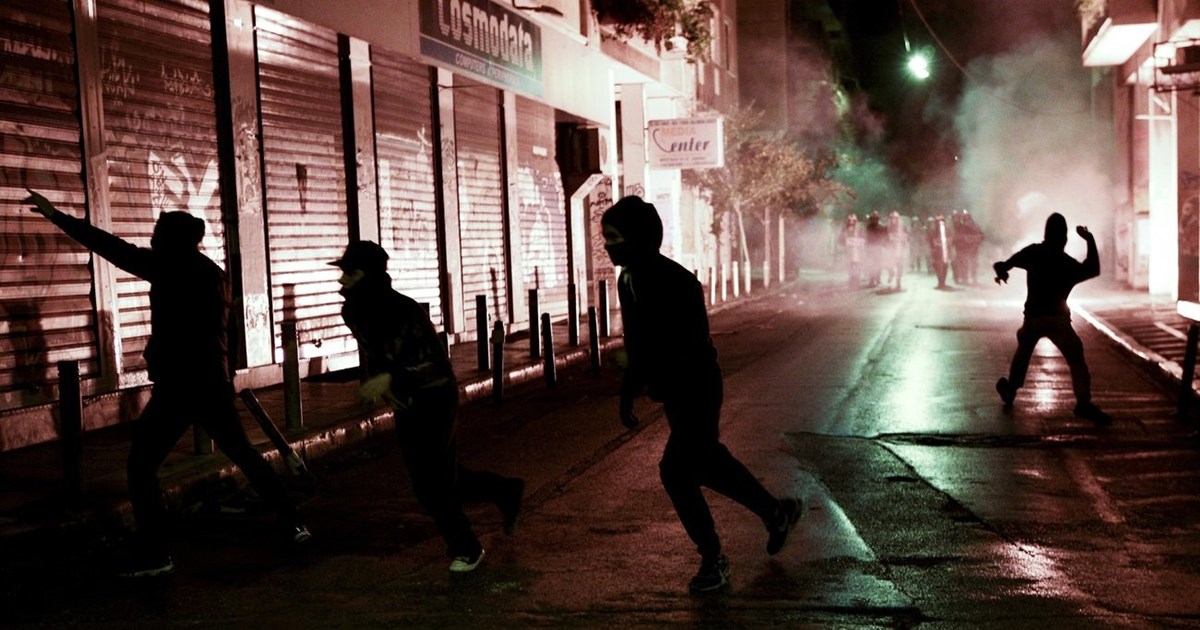 Βραδινές μολότοφ σε διμοιρία των ΜΑΤ στα Εξάρχεια | Ελλάδα Ειδήσεις