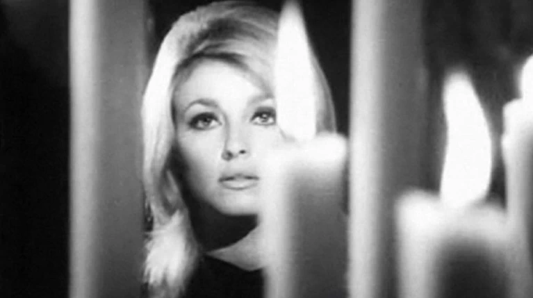 Το νυφικό της αδικοχαμένης Σάρον Τέιτ πουλήθηκε σε δημοπρασία ...