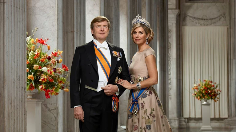 Το εντυπωσιακό παλτό της βασίλισσας Μαξίμα | People & Style Ειδήσεις